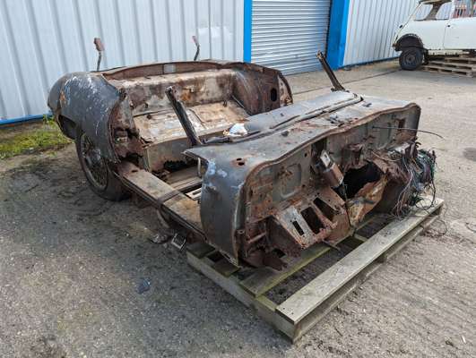 Jaguar E-Type Roadster Body Tub With Rear Axle | Saturday 19th & Sunday ...