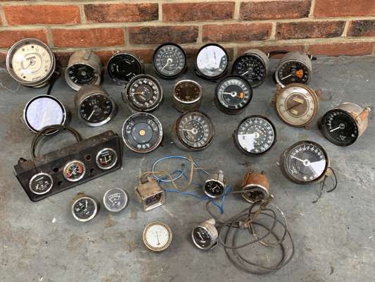 Box of Classic Car Speedos and Dials | 6th & 7th April Automobilia ...